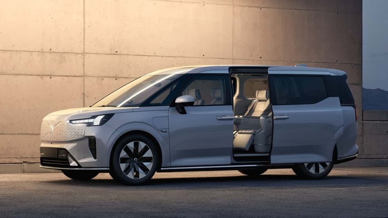 Volvo EM90 Electric Minivan Revealed with 738 km Range